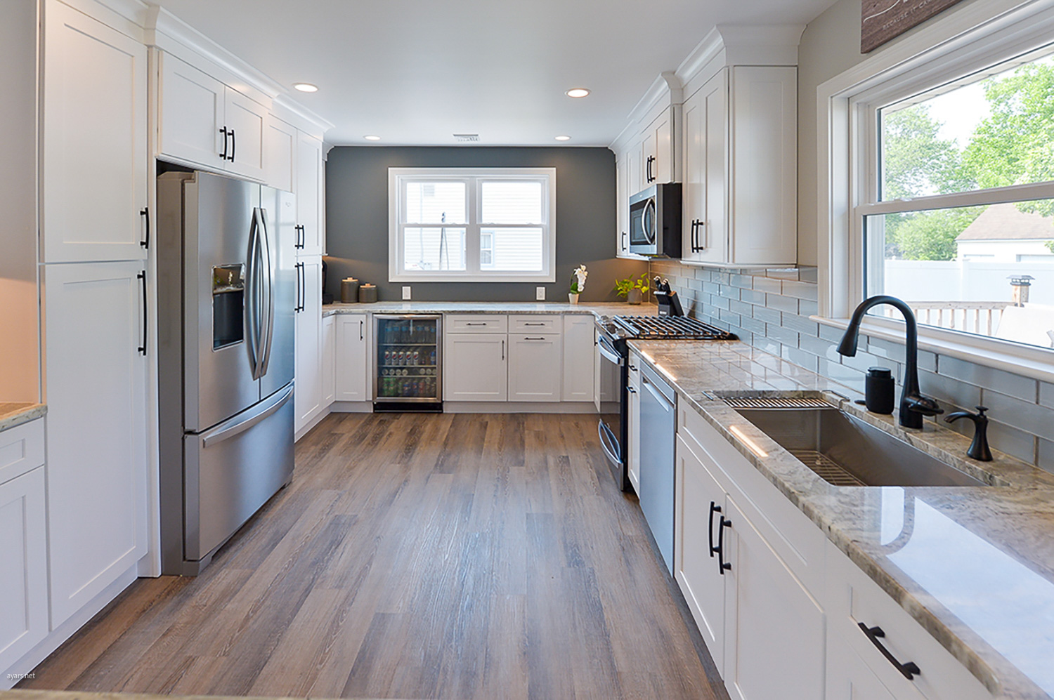 Modern G-Shaped Kitchen with Accent Wall in Sewell, NJ